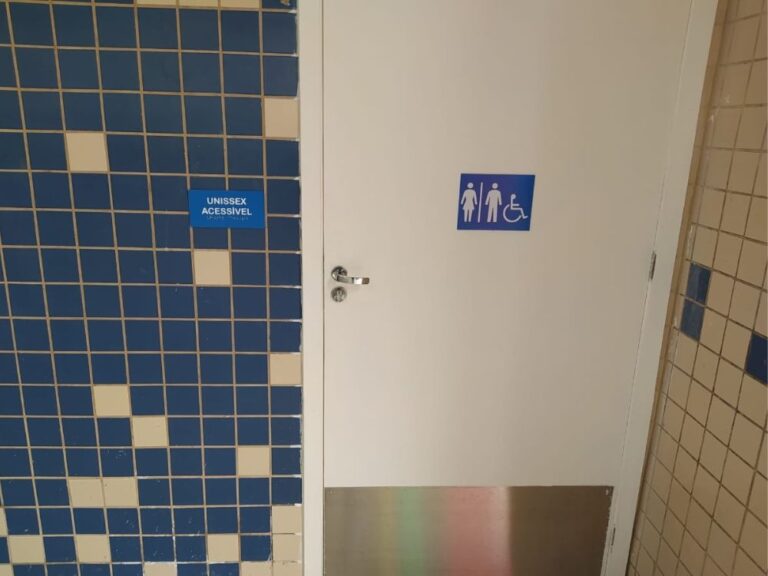 O que significa banheiro PNE? Entenda tudo!